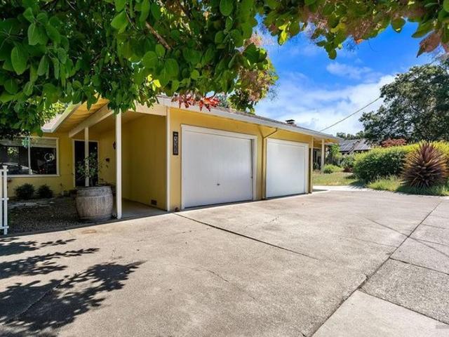 327 Plaza St, Healdsburg, CA 95448