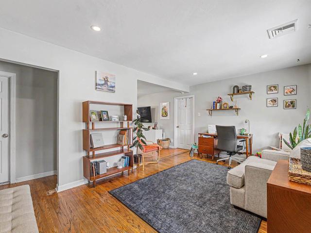 327 W Oakcrest Ave
