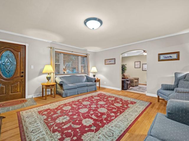 327 W Poplar Street