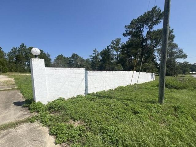 327 Ten Lake Dr, Defuniak Springs, FL 32433