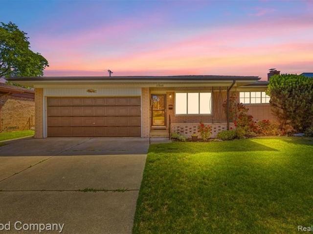 32848 Rugby Dr, Warren, MI 48088