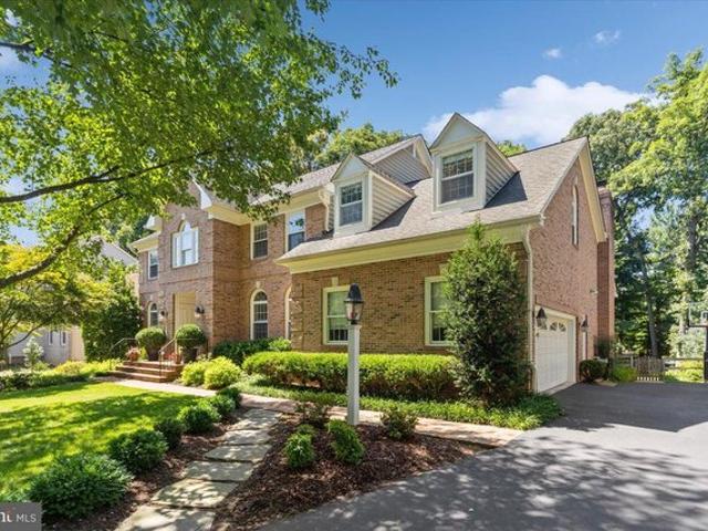3285 Willow Glen Dr, Herndon, VA 20171