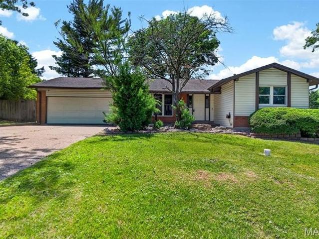 3297 Gwengreen Dr, Bridgeton, MO 63044