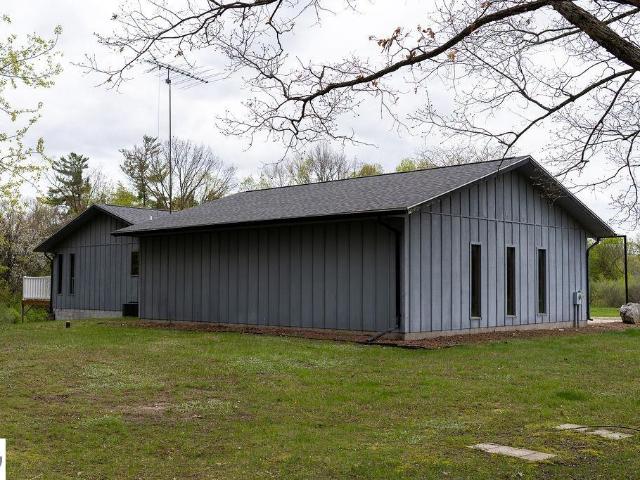 3290 E River