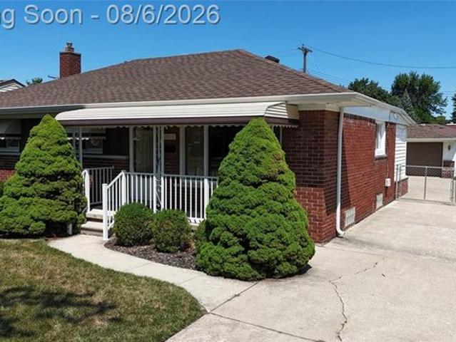 32910 Rosslyn Ave, Garden City, MI 48135