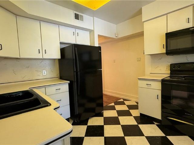 329 Castle Shannon Blvd Unit 2nd Floor, Mt Lebanon, US, PA