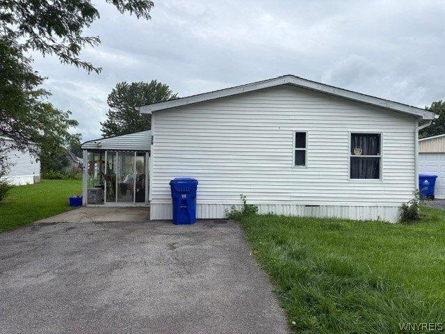 329 Applewood Dr, Lockport, NY 14094