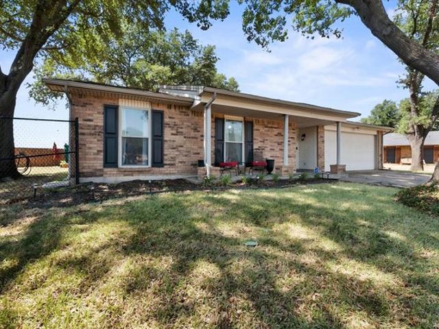 329 E Crossland Blvd, Grand Prairie, TX 75052