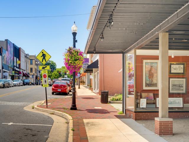 329 main st w