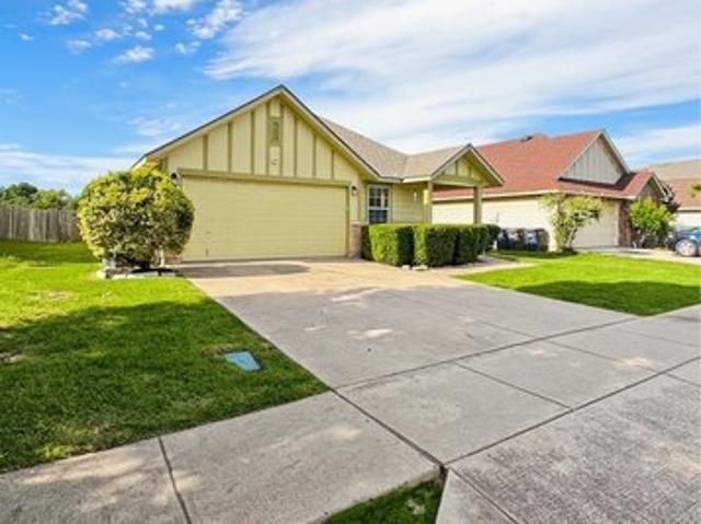 329 Wolf Mountain Ln, Fort Worth, TX 76140