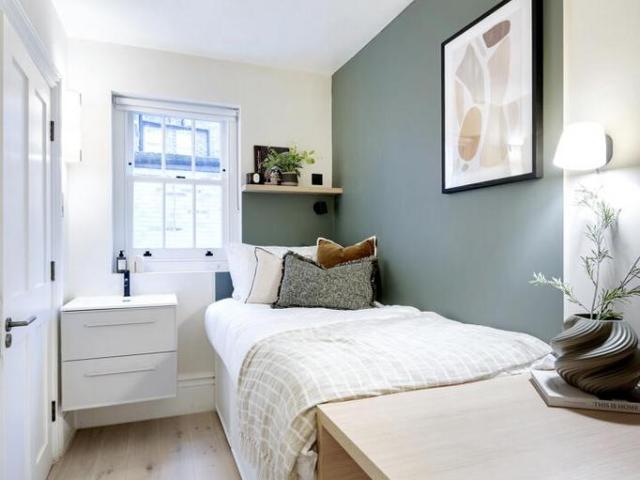 32 33 Kensington Gardens Square. Studio to rent £1,600 pcm £369 pw