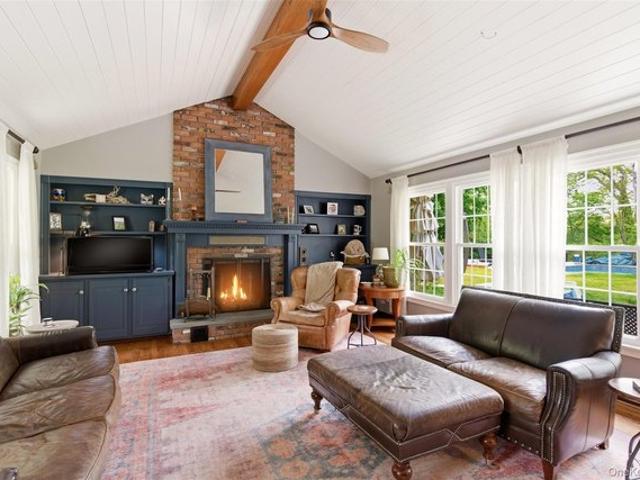 32 Timberline Dr, Huntington, NY 11743