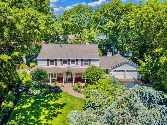 32 Westmoylan Ln, Coram, NY 11727