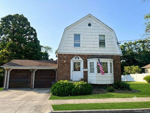 32 Aldred Ave, Rockville Centre, NY 11570