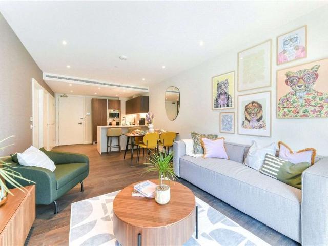 32 amenity spaces, including two rooftop swimming pools, rooftop terraces, sky lounge bar, pet spa and games room