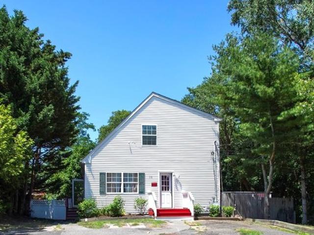 32 Birch Ct, Riverhead, NY 11901