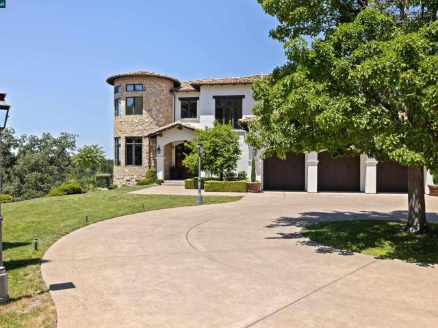 32 Copenhagen Ct