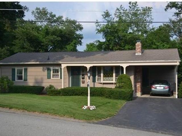 32 Crestwood Dr, Southbridge, MA 01550