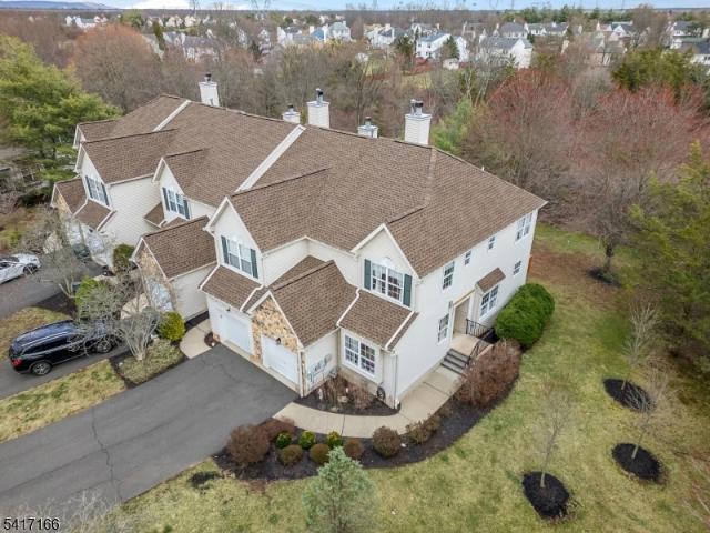 32 Dewitt Ln