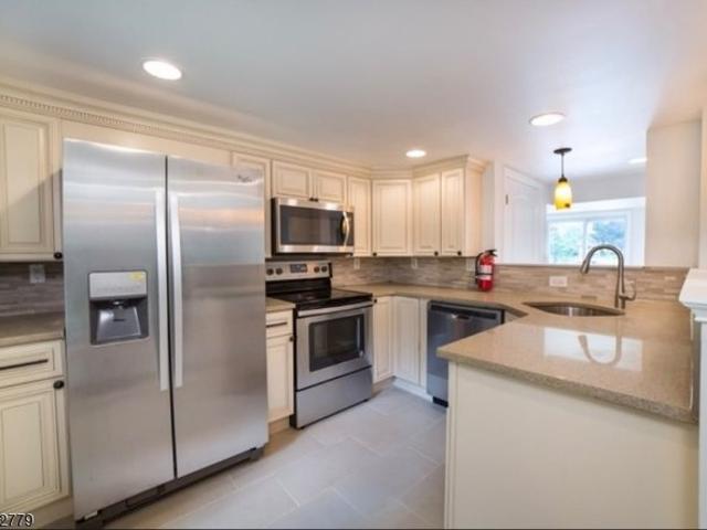 32 E Shore Trl, Hardyston, NJ 07460