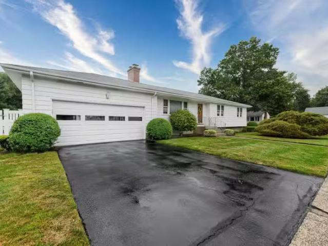 32 FIELDCREST LN, HAMDEN, CT 06514 Single Family Residence For.