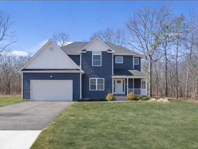 32 Florida Ave, Medford, NY 11763