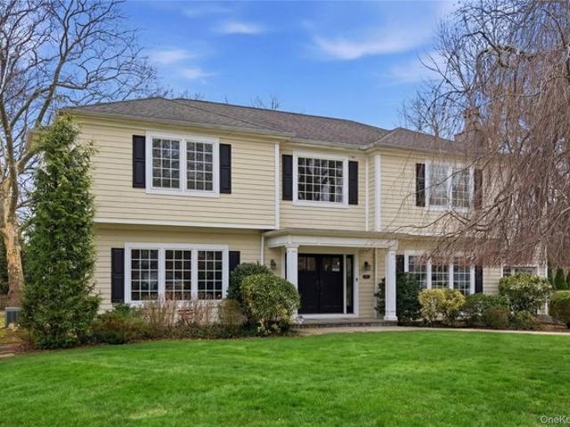 32 Highfield Ln, East Hills, NY 11577