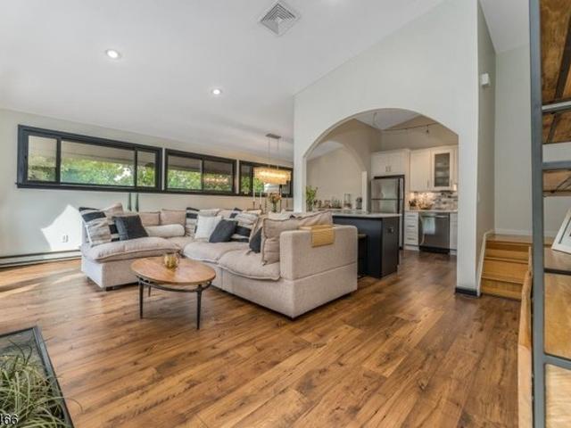32 Hillside Ct, Union Twp, NJ 08809