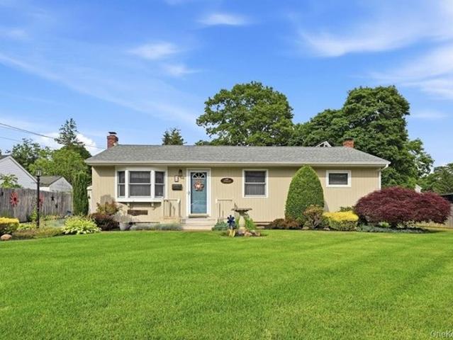 32 Jackson St, Riverhead, NY 11901