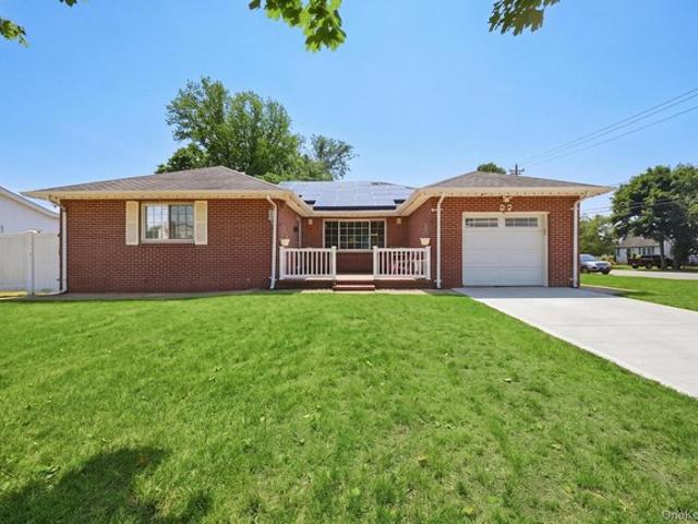 32 Lake Ave, Deer Park, NY 11729