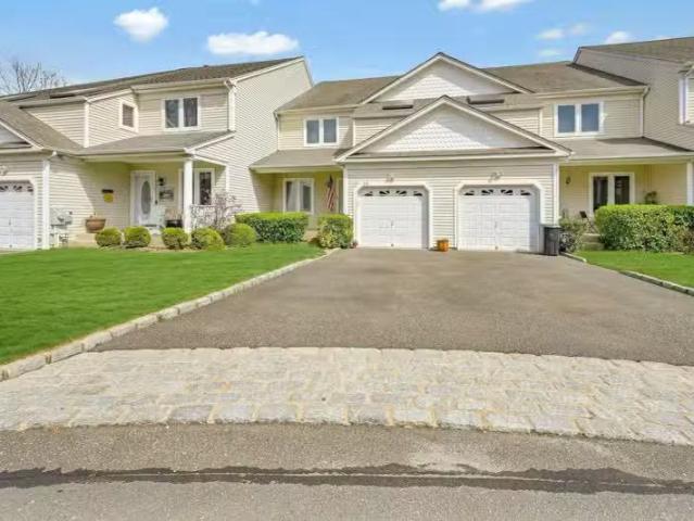 32 Lindbergh Circle, Huntington, NY 11743