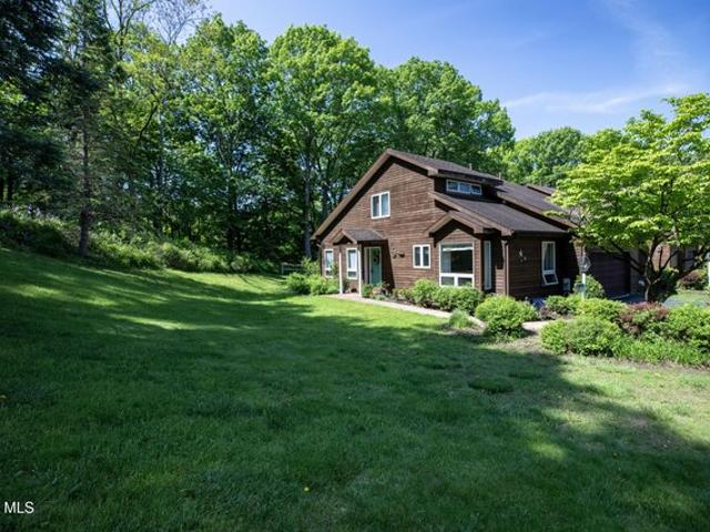 32 Lillian Ln, Troy, NY 12180