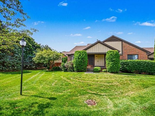 32 Meadow Wood Dr, Rochester Hills, MI 48307