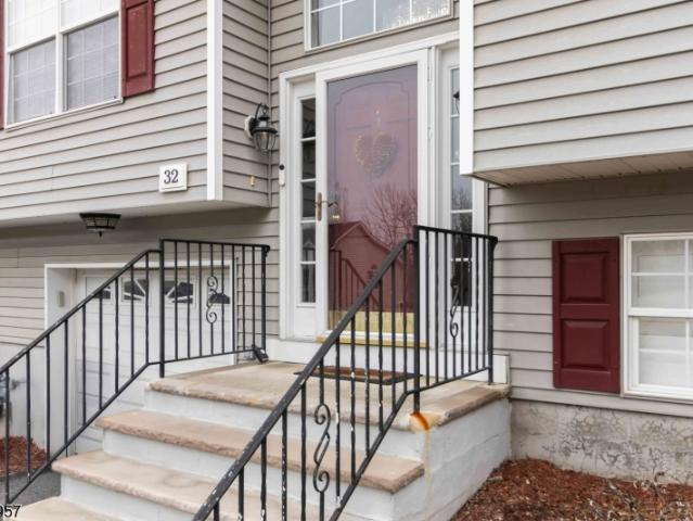 32 Oak Point Dr