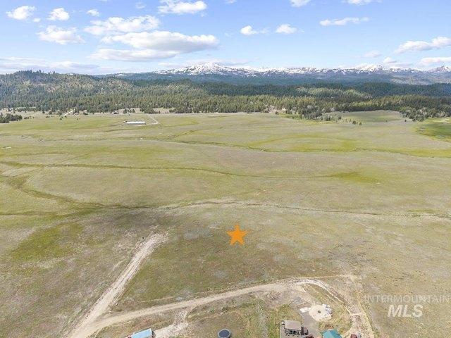 32 Philadelphia Ln, Cascade, ID 83611
