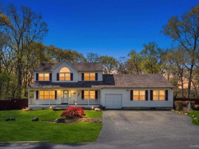 32 Prince Rd, Rocky Point, NY 11778
