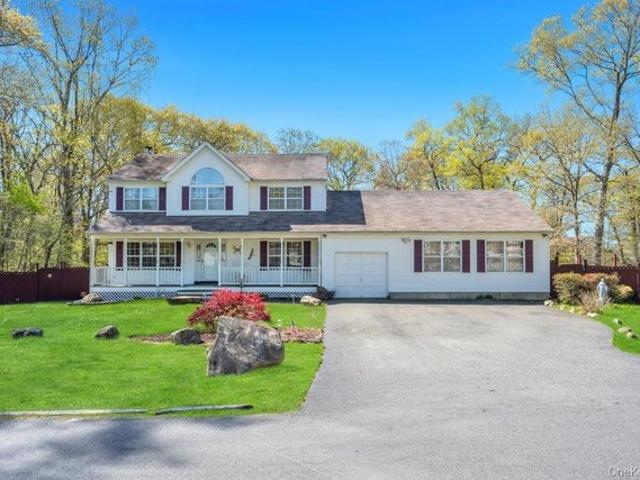 32 Prince Rd, Rocky Point, NY 11778