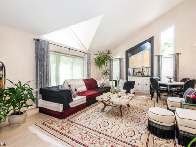 32 Robinhood Dr
