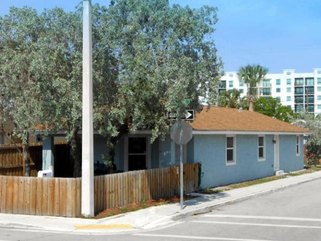 32 S E St, Lake Worth, FL 33460