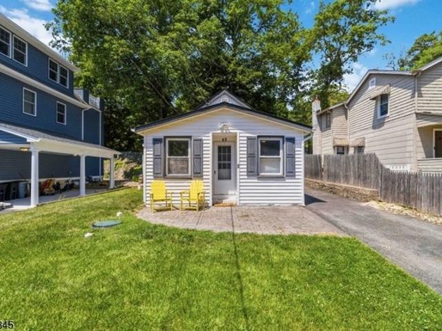 32 Schwarz Blvd, Jefferson Township, NJ 07849