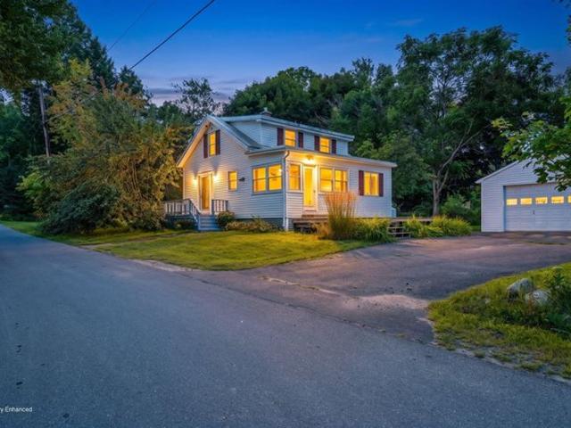 32 School St, Belgrade, ME 04917