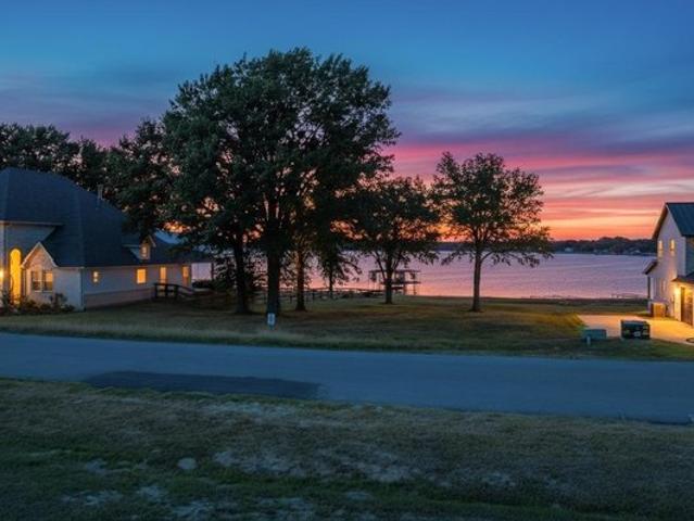 32 Shoreline Dr, Mabank, TX 75143
