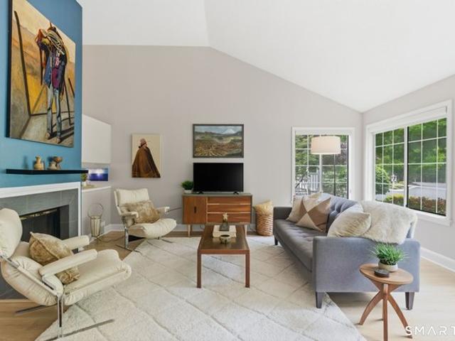 32 Southbridge Ct, Simsbury, CT 06070