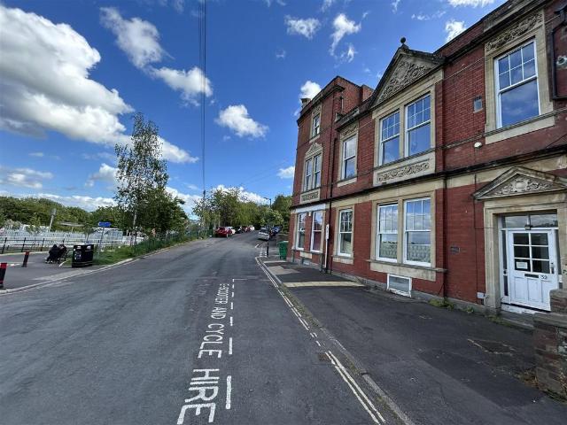 32 Station Road, Bristol BS7 4 bed flat to rent £2,100 pcm £485 pw