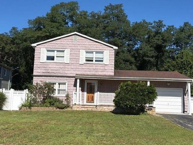 32 Sylvia Cir, Holbrook, NY 11741