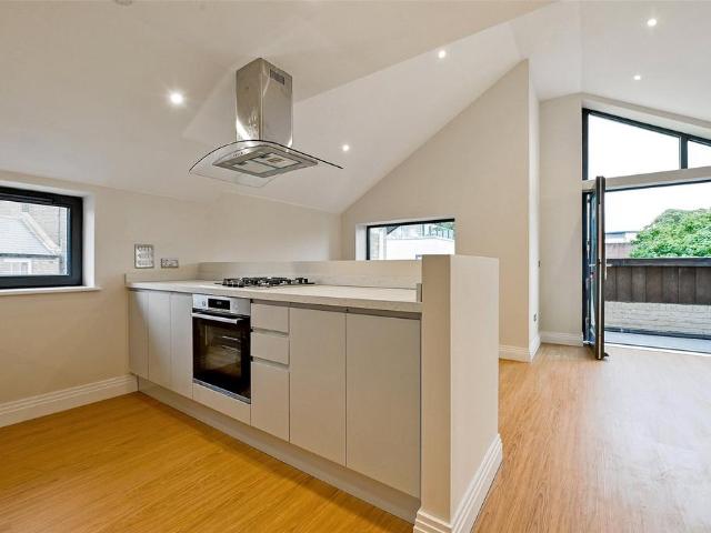 32a Peascod Street, Windsor. 1 bed apartment to rent £1,650 pcm £381 pw