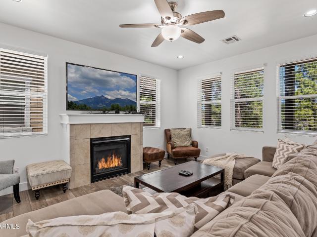 3304 S Hannah Lane