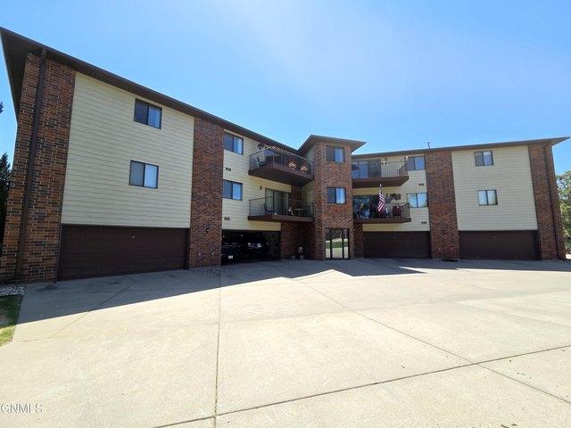 3305 Montreal St Apt 303, Bismarck, ND 58503