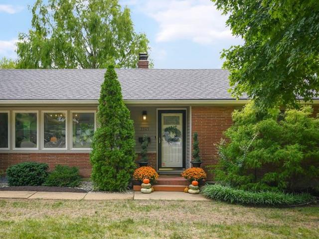 3305 W 71st St, Prairie Village, KS 66208