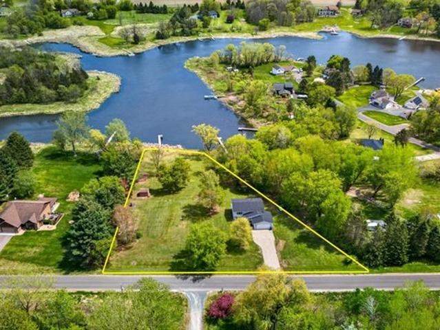 33067 Nueman Trl, Lindstrom, MN 55045